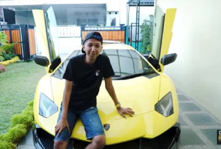 Bareskrim Polri Sita Paksa Mobil Mewah Bayu Walker Crazy Rich ...