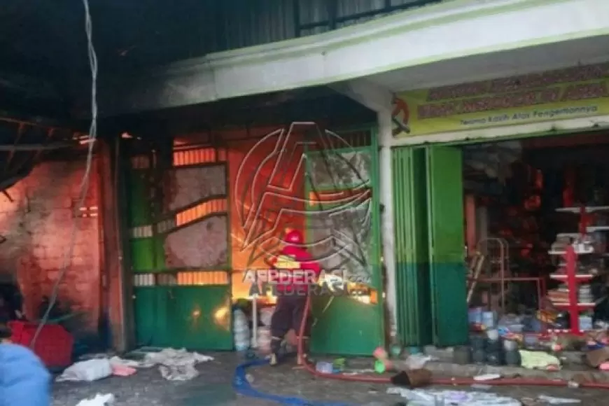 Kebakaran Hebat Hanguskan Toko Serba Guna dan Gudang di Bendiljati Kulon - Afederasi